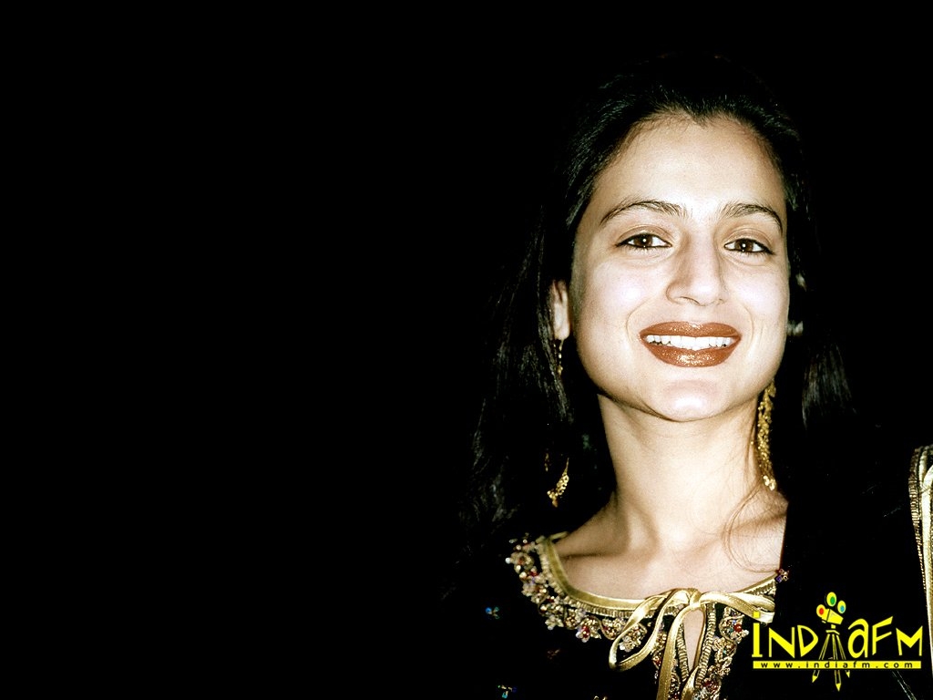Amisha Patel HQ Wallpapers | Amisha Patel Wallpapers - 5498 - Oneindia ...