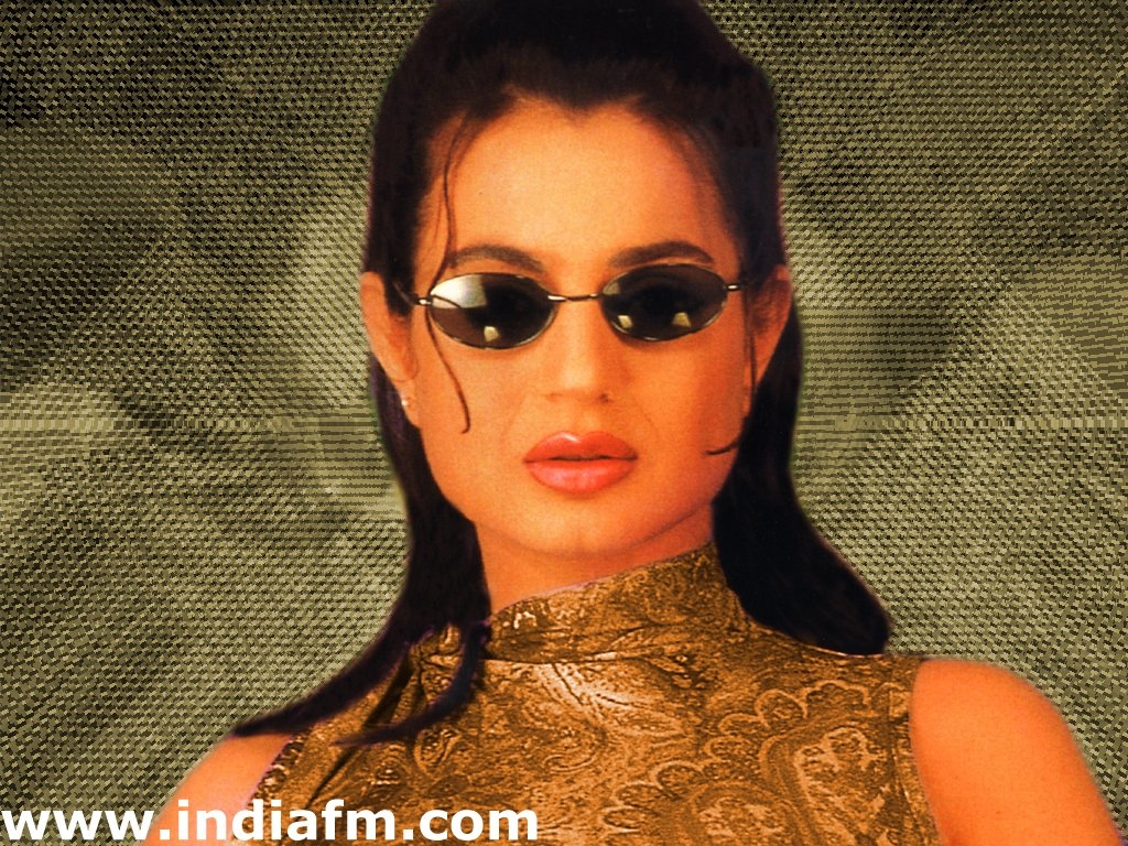 Amisha Patel HQ Wallpapers | Amisha Patel Wallpapers - 5592 - Oneindia ...