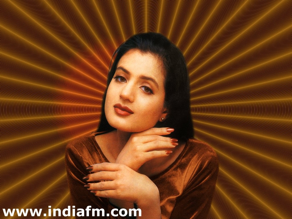 Amisha Patel HQ Wallpapers | Amisha Patel Wallpapers - 5602 - Oneindia ...