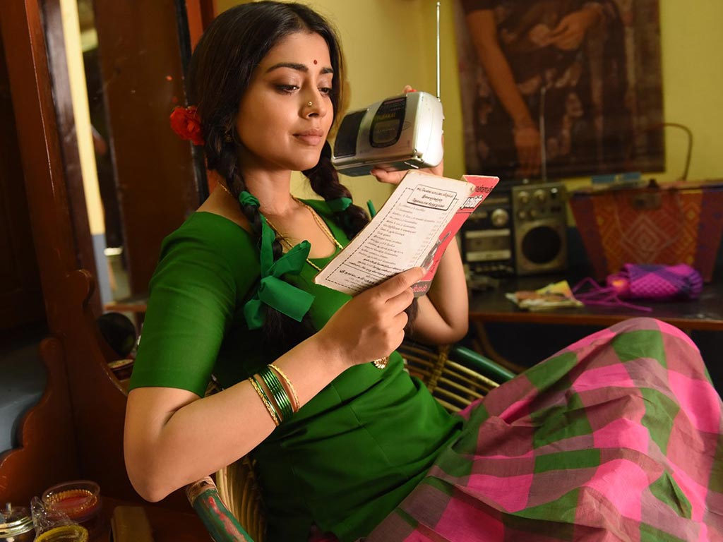 Shriya Saran HQ Wallpapers | Shriya Saran Wallpapers - 42386 - Oneindia ...