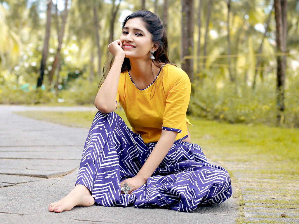 Vani Bhojan HQ Wallpapers | Vani Bhojan Wallpapers - 52819 - Oneindia ...