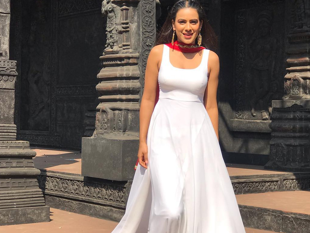 Nia Sharma HQ Wallpapers | Nia Sharma Wallpapers - 57892 - Oneindia ...
