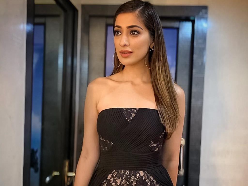 Raai Laxmi HQ Wallpapers | Raai Laxmi Wallpapers - 59575 - Oneindia ...