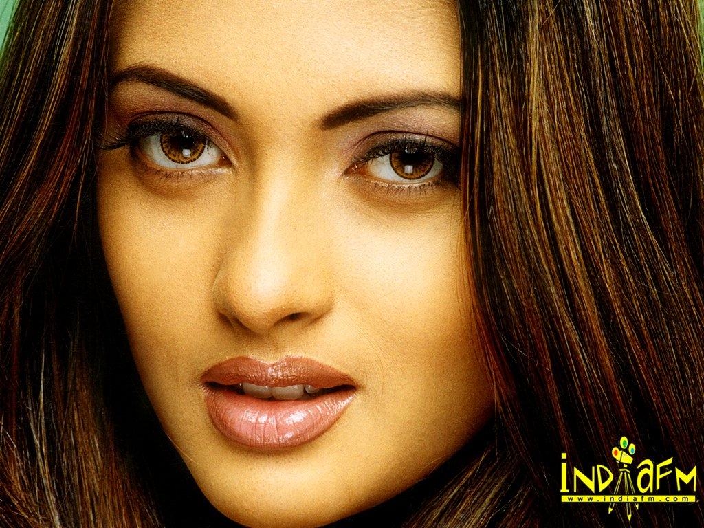 Riya Sen HQ Wallpapers | Riya Sen Wallpapers - 3841 - Oneindia Wallpapers