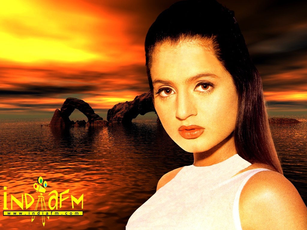 Amisha Patel HQ Wallpapers | Amisha Patel Wallpapers - 5530 - Oneindia ...