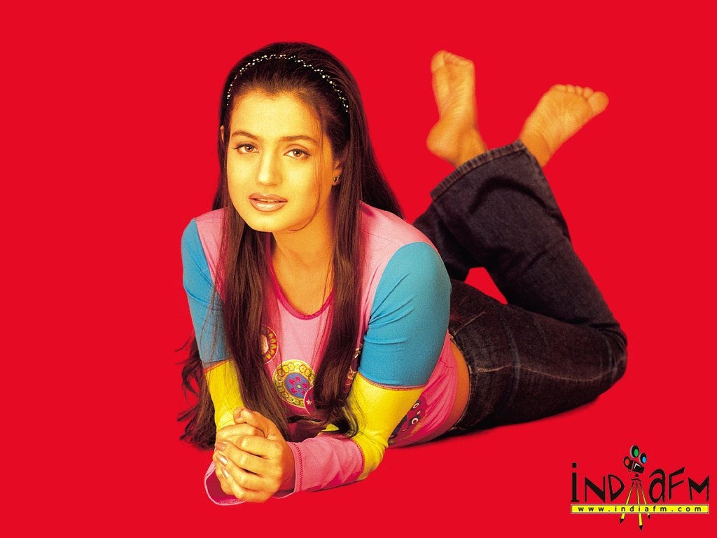 Amisha Patel HQ Wallpapers | Amisha Patel Wallpapers - 5567 - Oneindia ...