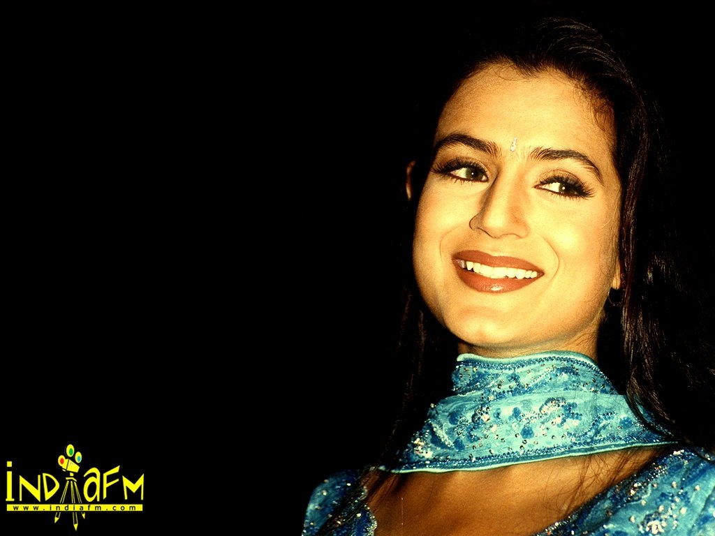 Amisha Patel HQ Wallpapers | Amisha Patel Wallpapers - 5569 - Oneindia ...