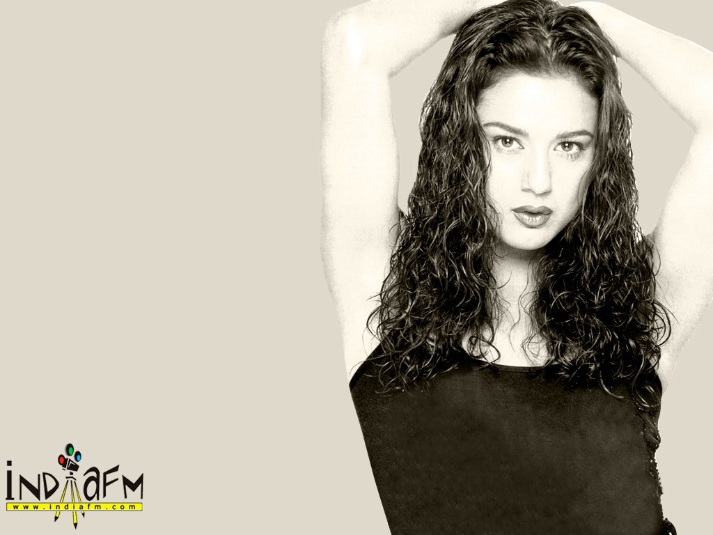 Preity Zinta HQ Wallpapers | Preity Zinta Wallpapers - 5668 - Oneindia ...