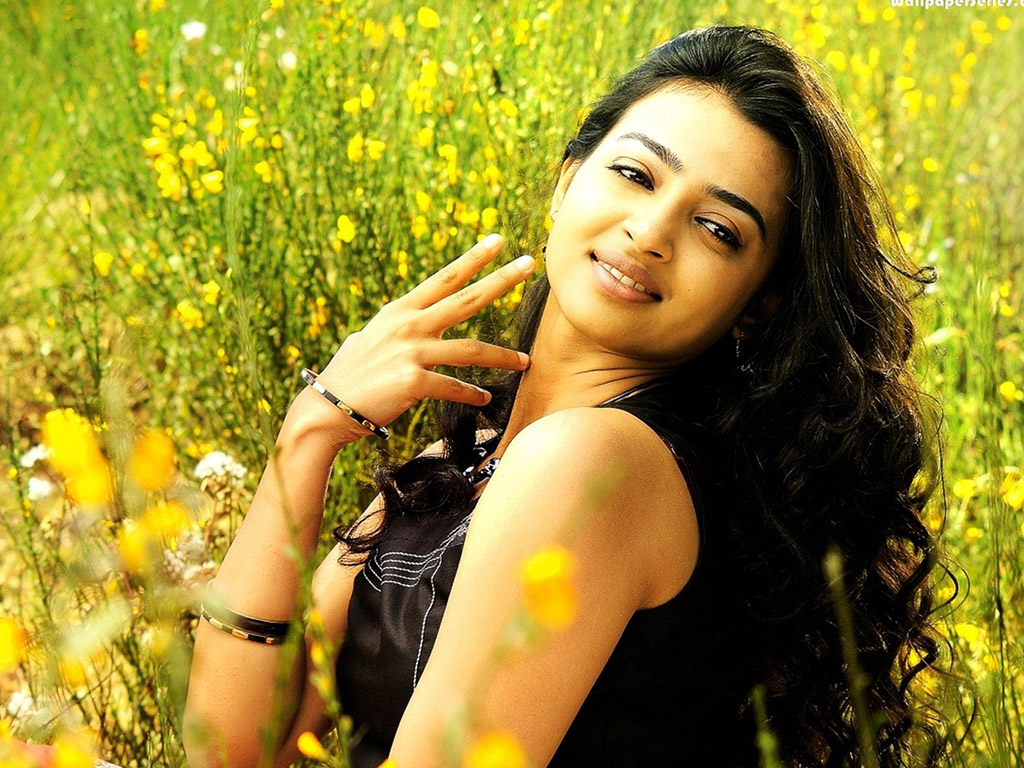 Radhika Apte HQ Wallpapers | Radhika Apte Wallpapers - 21167 - Oneindia ...