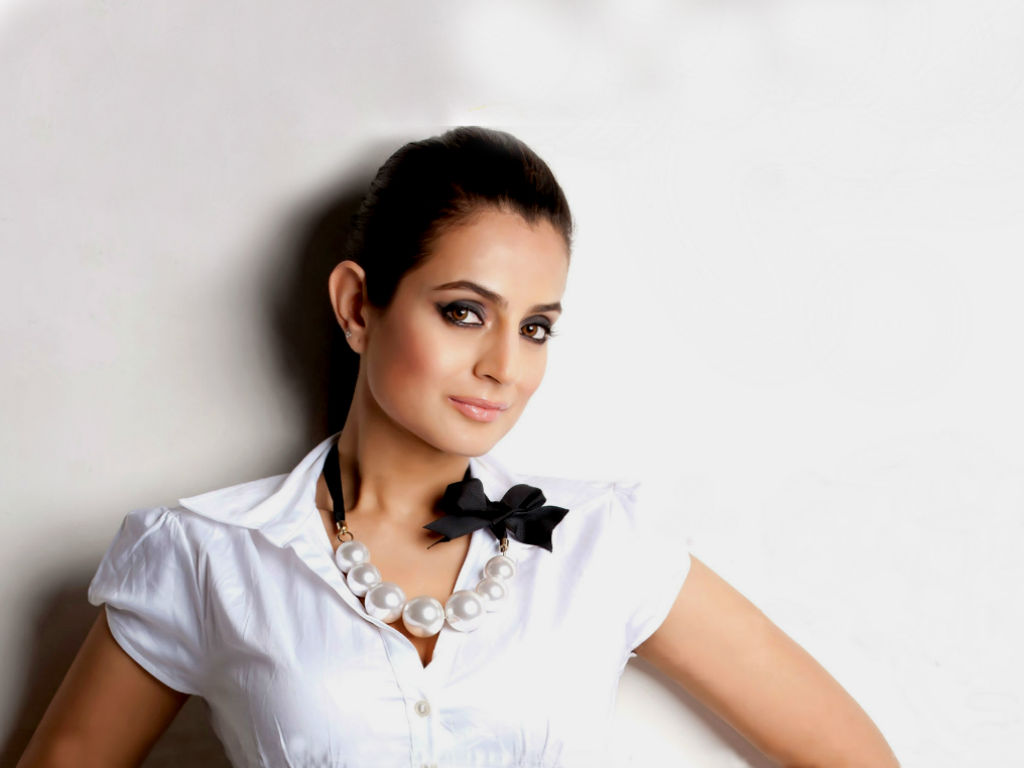 Amisha Patel HQ Wallpapers | Amisha Patel Wallpapers - 5562 - Oneindia ...