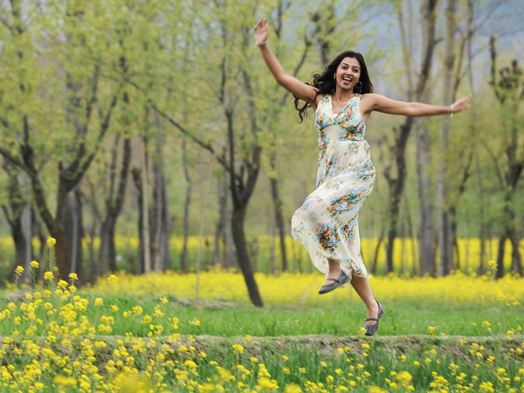 Radhika Apte HQ Wallpapers | Radhika Apte Wallpapers - 25291 - Oneindia ...