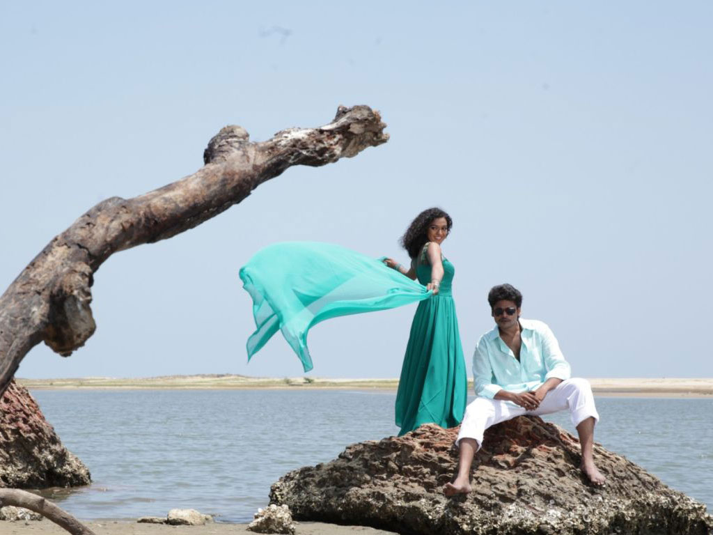 Ennul Aayiram HQ Movie Wallpapers | Ennul Aayiram HD Movie Wallpapers ...