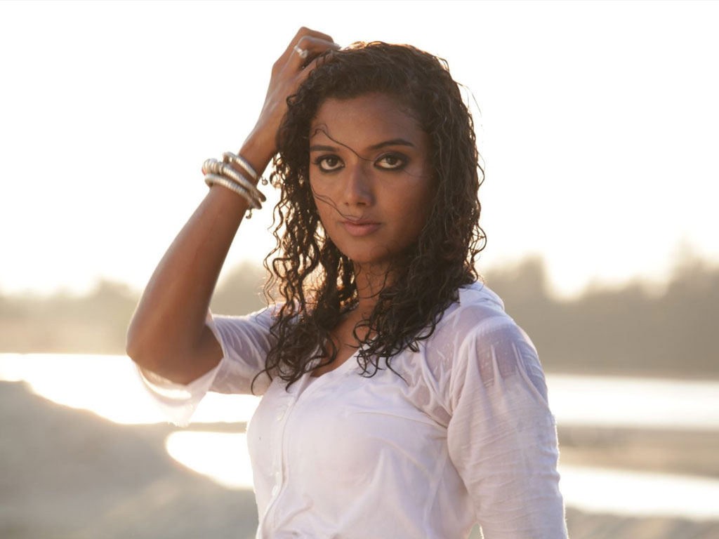 Ennul Aayiram HQ Movie Wallpapers | Ennul Aayiram HD Movie Wallpapers ...