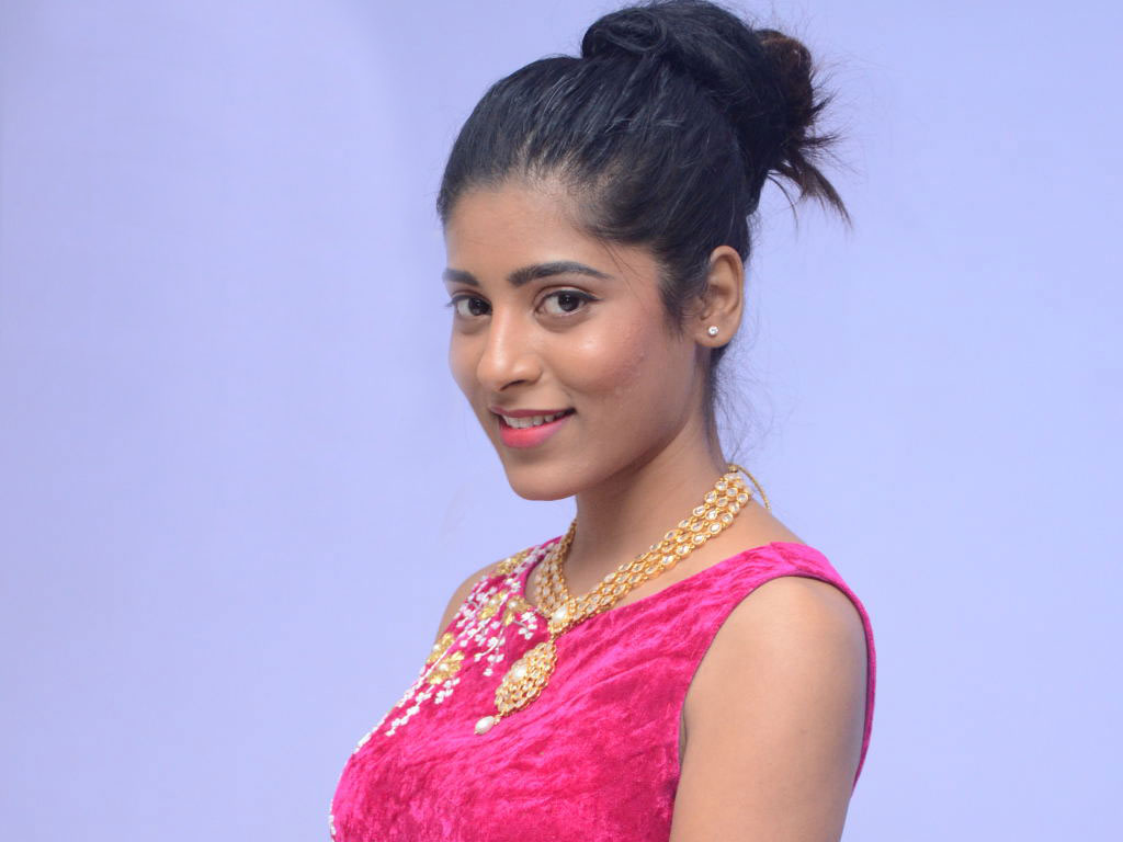 Gayathri HQ Wallpapers | Gayathri Wallpapers - 32944 - Oneindia Wallpapers