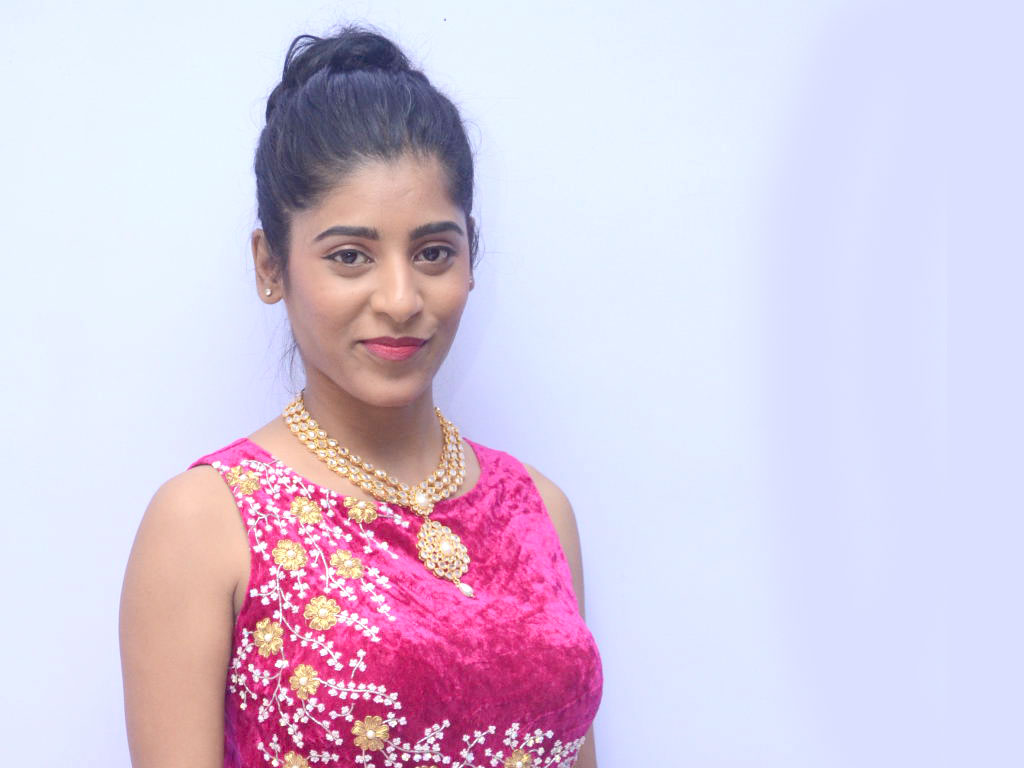 Gayathri HQ Wallpapers | Gayathri Wallpapers - 32945 - Oneindia Wallpapers