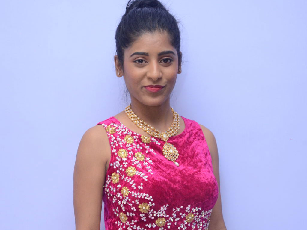 Gayathri HQ Wallpapers | Gayathri Wallpapers - 32954 - Oneindia Wallpapers