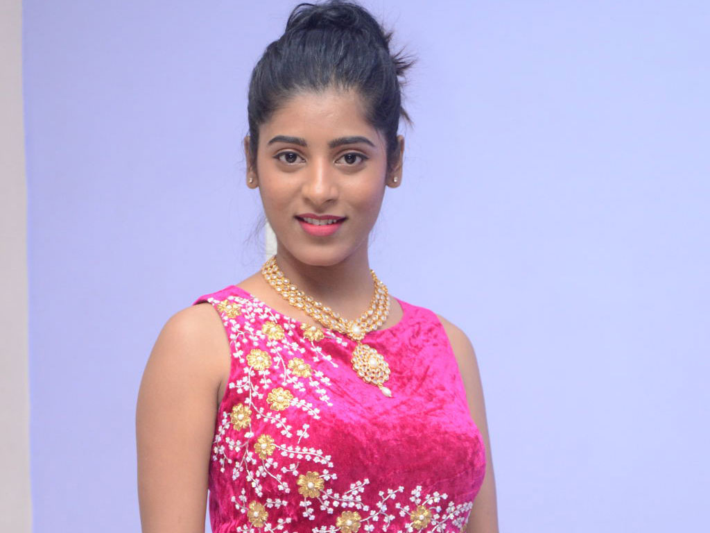 Gayathri HQ Wallpapers | Gayathri Wallpapers - 32948 - Oneindia Wallpapers