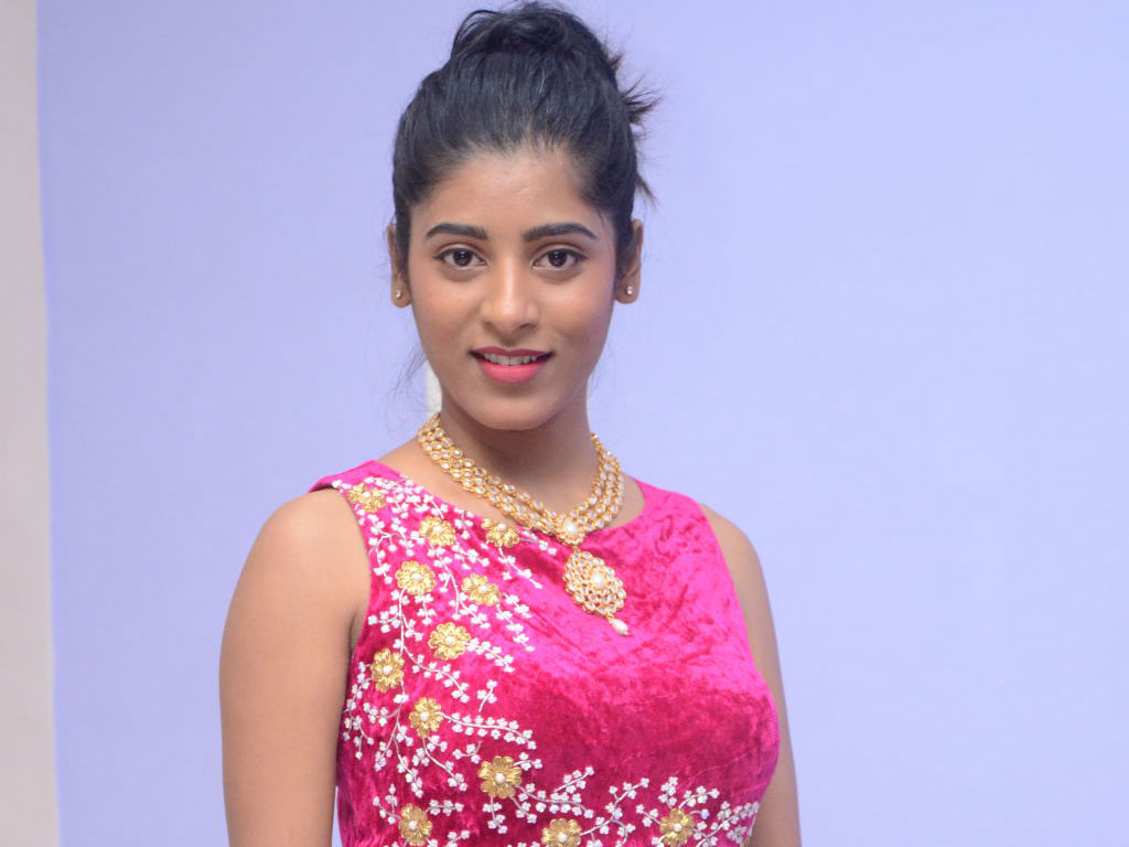 Gayathri HQ Wallpapers | Gayathri Wallpapers - 32953 - Oneindia Wallpapers