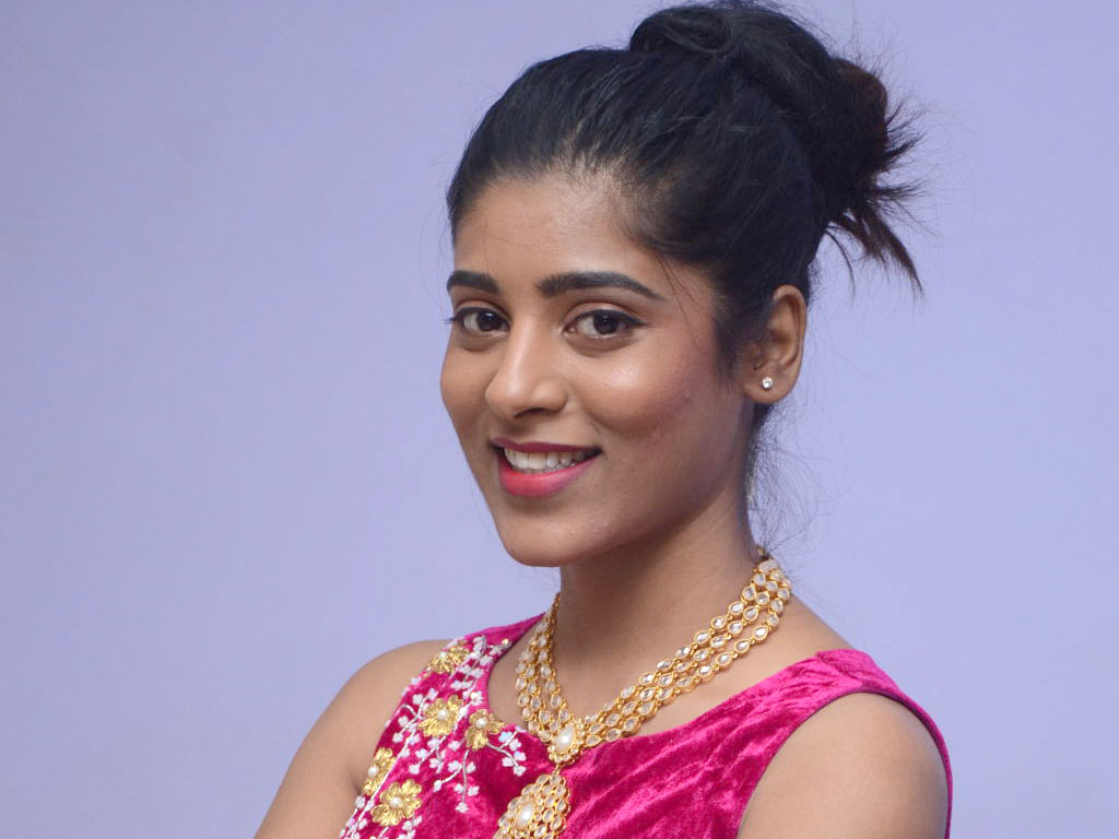 Gayathri HQ Wallpapers | Gayathri Wallpapers - 32952 - Oneindia Wallpapers