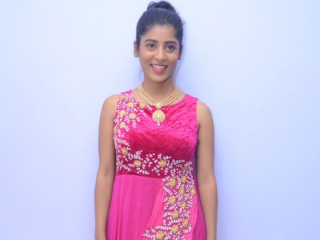 Gayathri HQ Wallpapers | Gayathri Wallpapers - 32953 - Oneindia Wallpapers