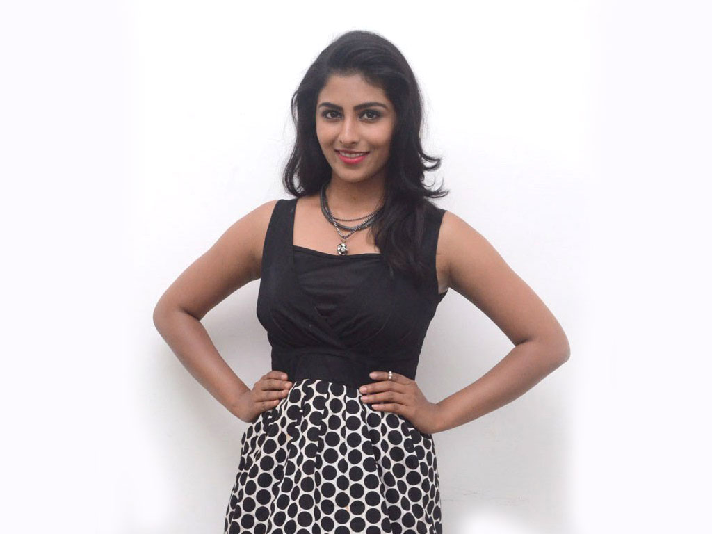 Kruthika Jayakumar HQ Wallpapers | Kruthika Jayakumar Wallpapers ...