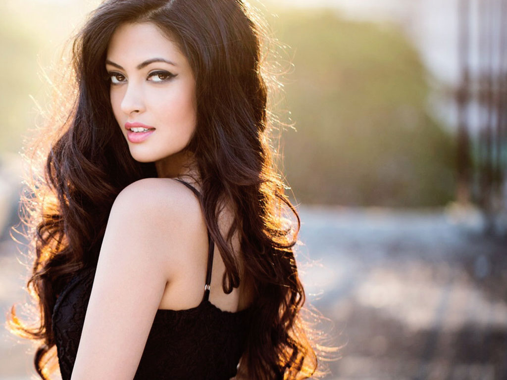 Riya Sen HQ Wallpapers | Riya Sen Wallpapers - 33705 - Oneindia Wallpapers
