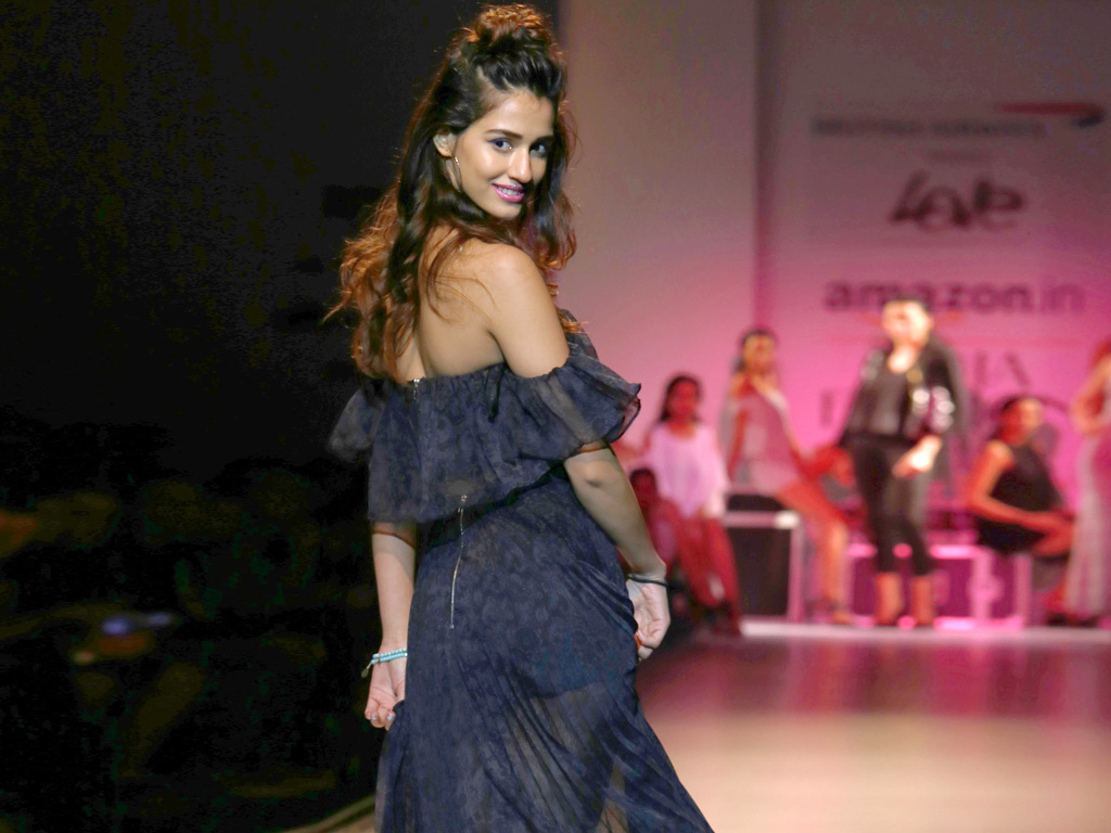 Disha Patani HQ Wallpapers | Disha Patani Wallpapers - 35736 - Oneindia ...