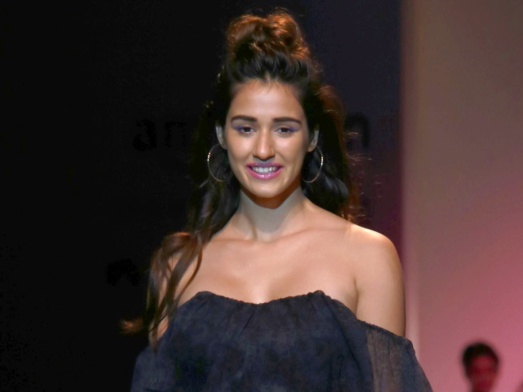 Disha Patani HQ Wallpapers | Disha Patani Wallpapers - 35737 - Oneindia ...