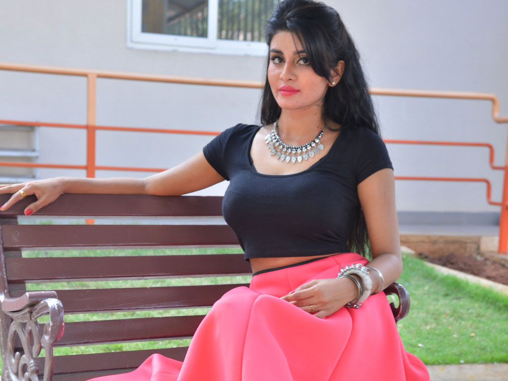 Harini HQ Wallpapers | Harini Wallpapers - 36878 - Oneindia Wallpapers