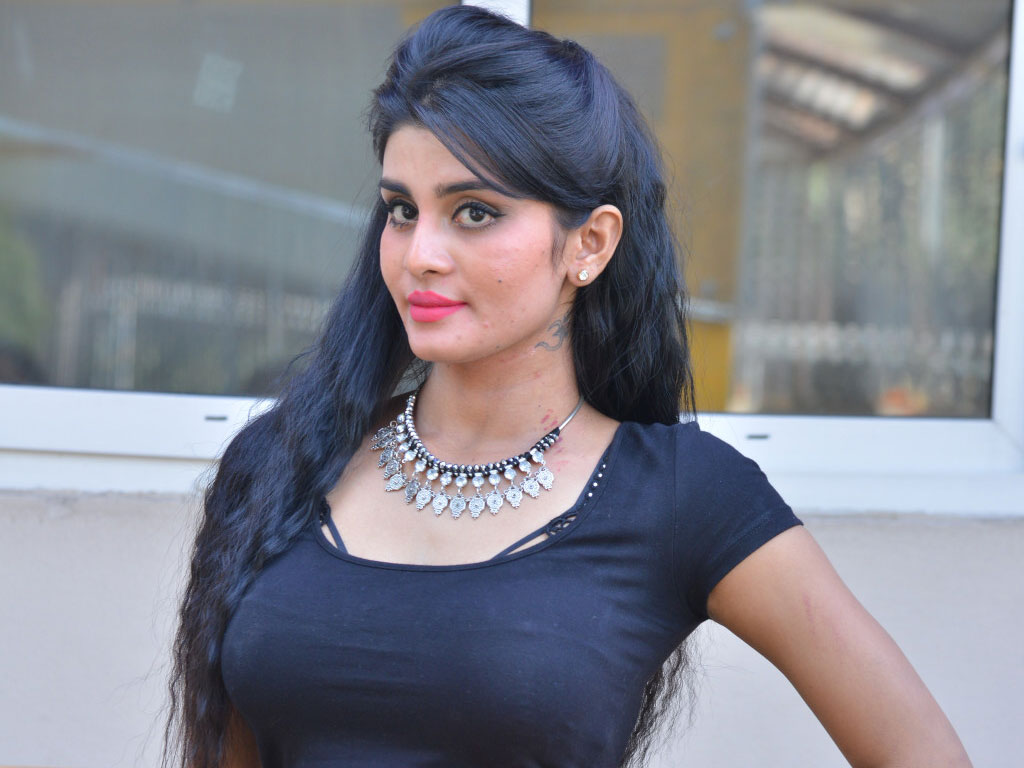 Harini HQ Wallpapers | Harini Wallpapers - 36880 - Oneindia Wallpapers