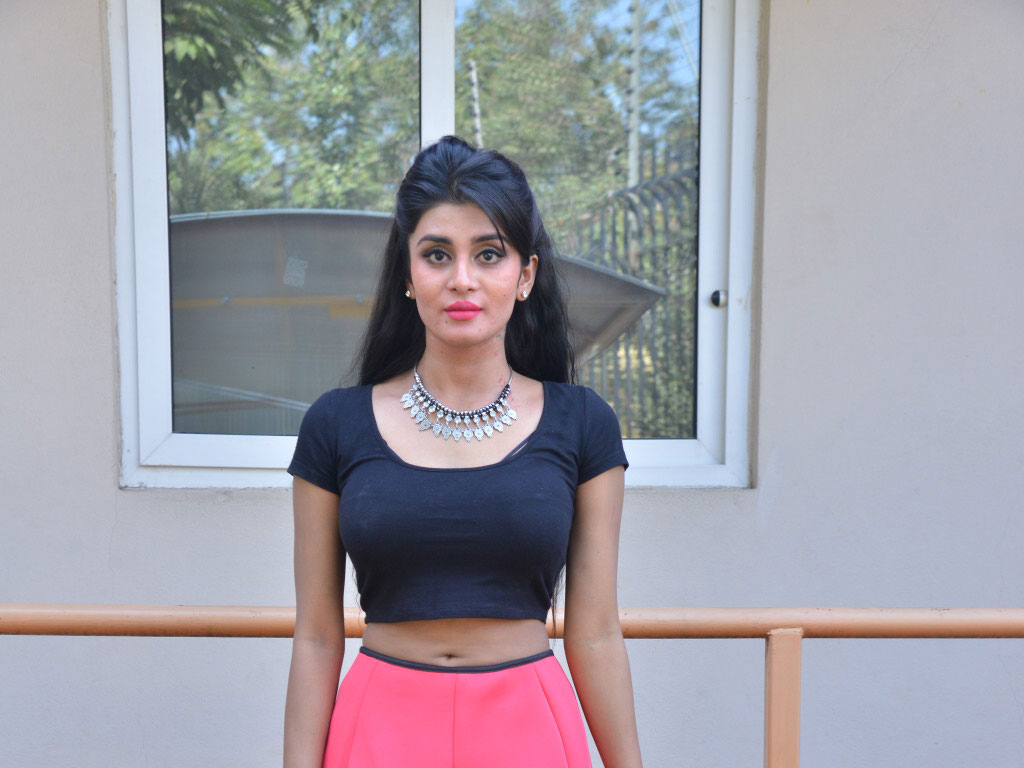 Harini HQ Wallpapers | Harini Wallpapers - 36883 - Oneindia Wallpapers