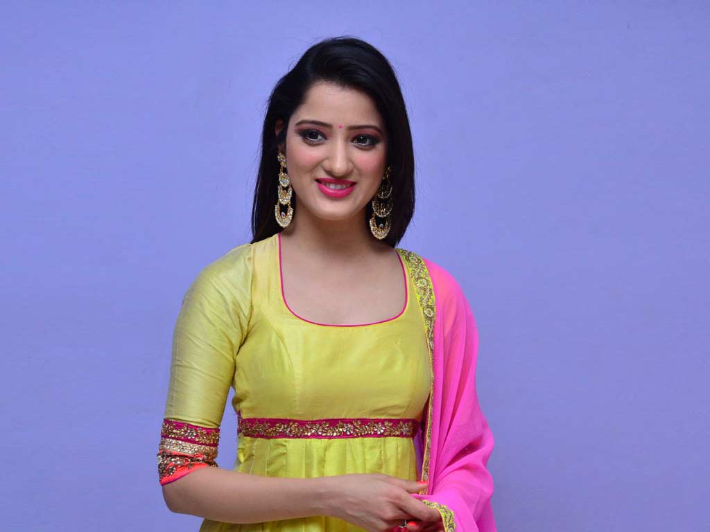Richa Panai HQ Wallpapers | Richa Panai Wallpapers - 38927 - Oneindia ...