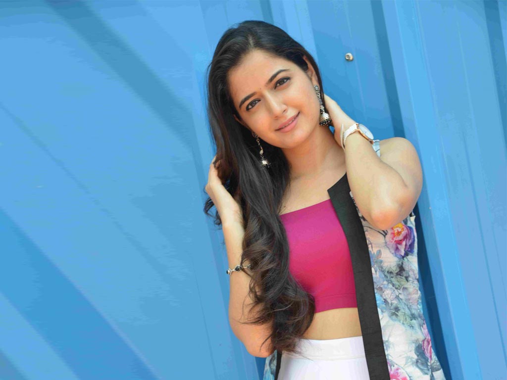 Ashika HQ Wallpapers | Ashika Wallpapers - 40679 - Oneindia Wallpapers