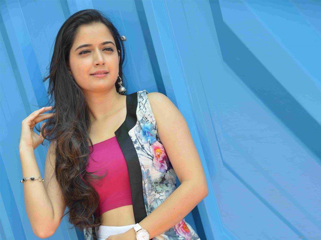 Ashika HQ Wallpapers | Ashika Wallpapers - 40671 - Oneindia Wallpapers