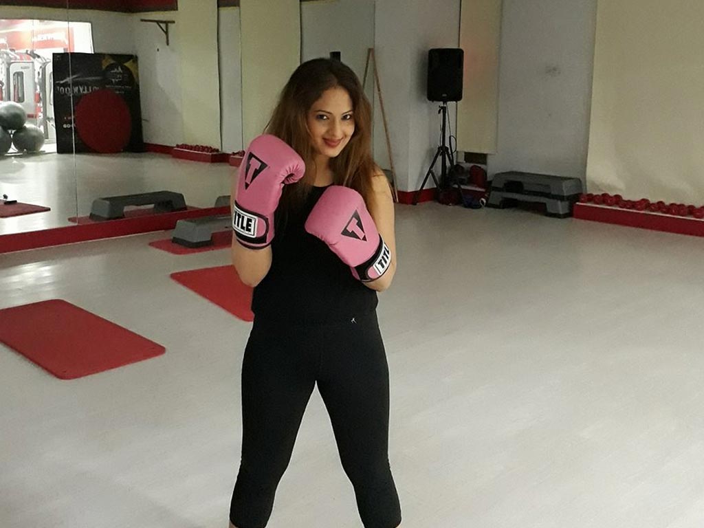 Nikesha Patel HQ Wallpapers | Nikesha Patel Wallpapers - 40225 - Oneindia Wallpapers