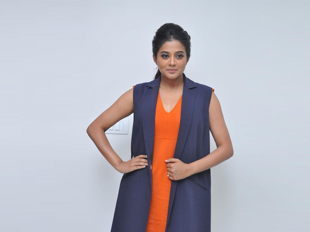Priyamani HQ Wallpapers | Priyamani Wallpapers - 39157 - Oneindia ...