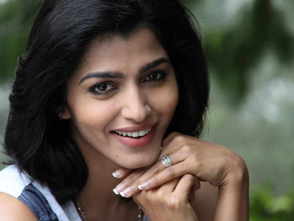 Dhansika HQ Wallpapers | Dhansika Wallpapers - 41939 - Oneindia Wallpapers