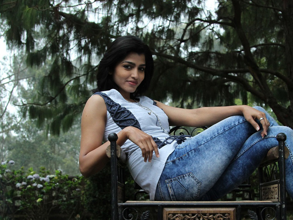 Dhansika HQ Wallpapers | Dhansika Wallpapers - 41946 - Oneindia Wallpapers
