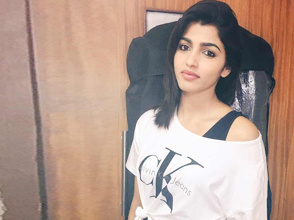 Dhansika HQ Wallpapers | Dhansika Wallpapers - 43696 - Oneindia Wallpapers