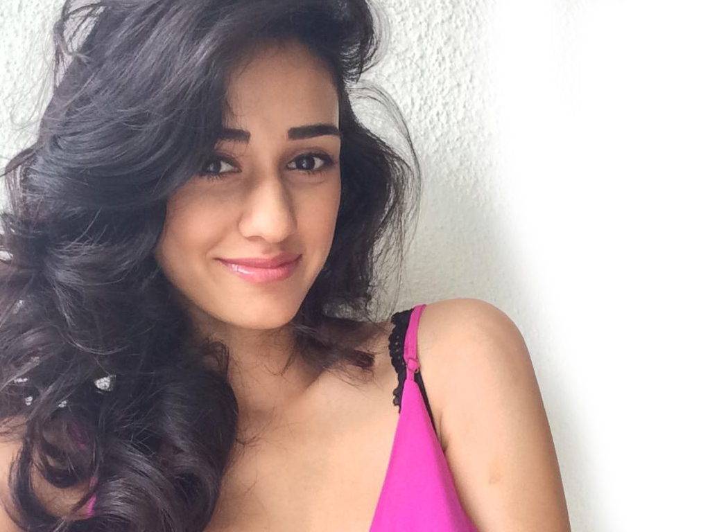 Disha Patani HQ Wallpapers | Disha Patani Wallpapers - 43029 - Oneindia ...