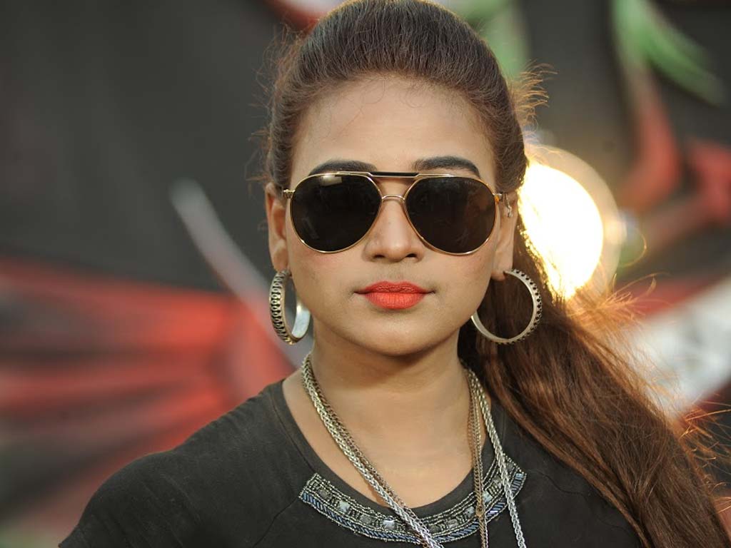 Jayathi HQ Wallpapers | Jayathi Wallpapers - 44218 - Oneindia Wallpapers