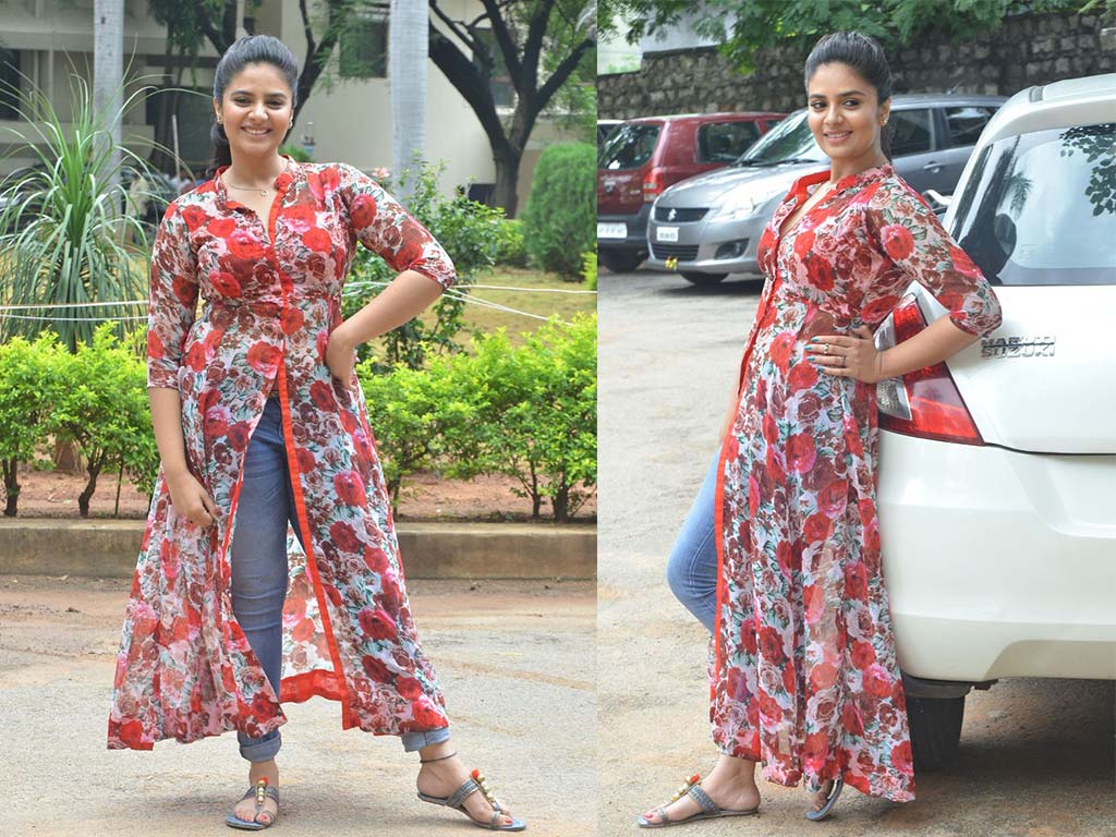 Srimukhi HQ Wallpapers | Srimukhi Wallpapers - 44682 - Oneindia Wallpapers