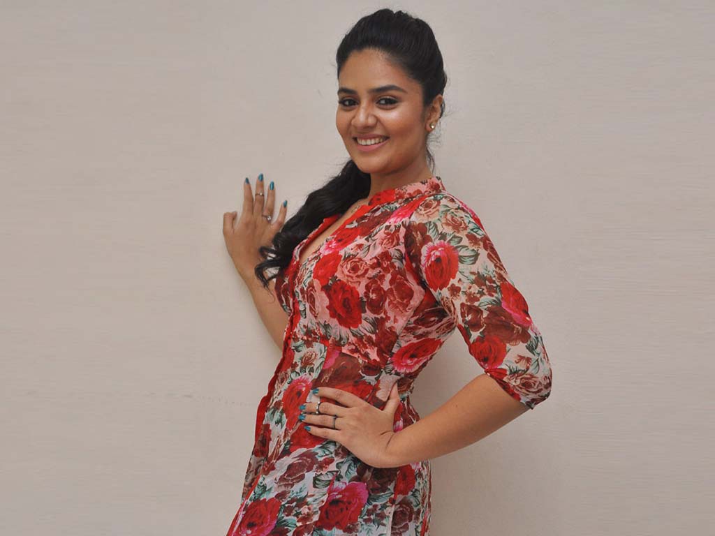 Srimukhi HQ Wallpapers | Srimukhi Wallpapers - 44684 - Oneindia Wallpapers