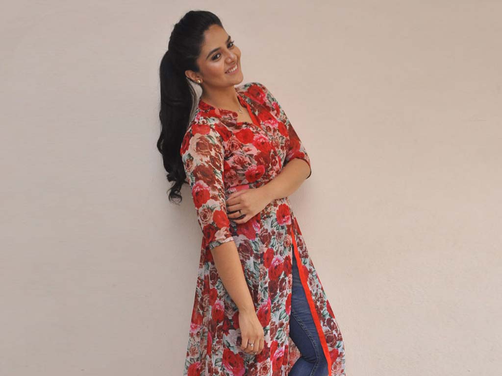 Srimukhi HQ Wallpapers | Srimukhi Wallpapers - 44685 - Oneindia Wallpapers