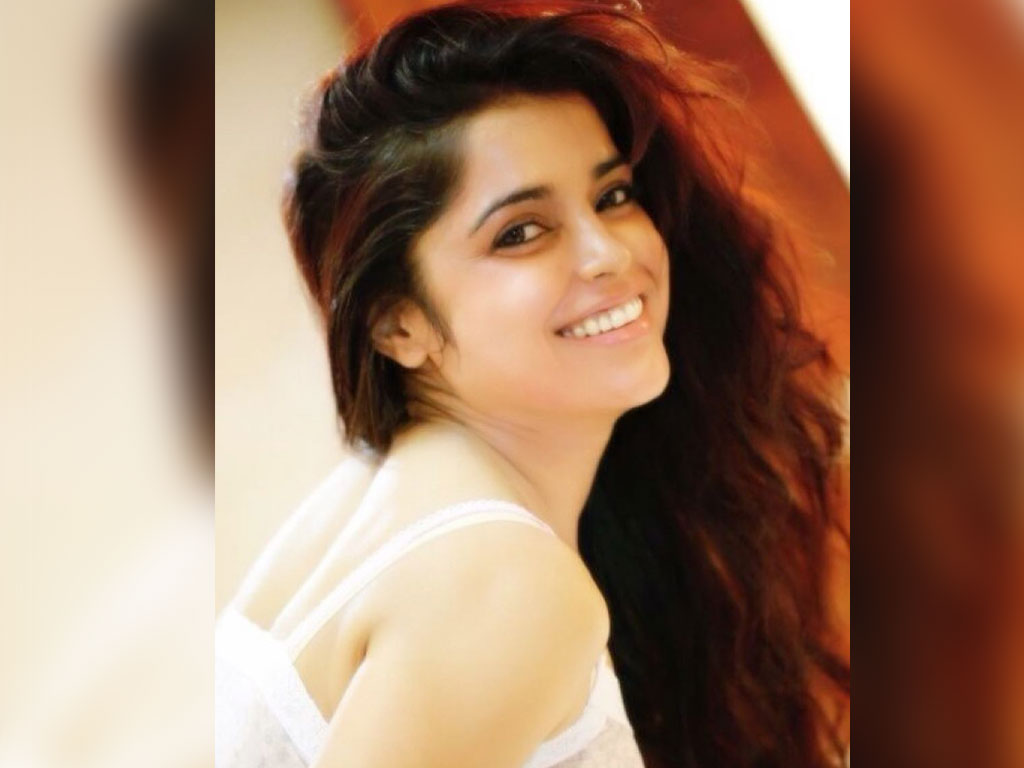 Piaa Bajpai HQ Wallpapers | Piaa Bajpai Wallpapers - 50250 - Oneindia ...