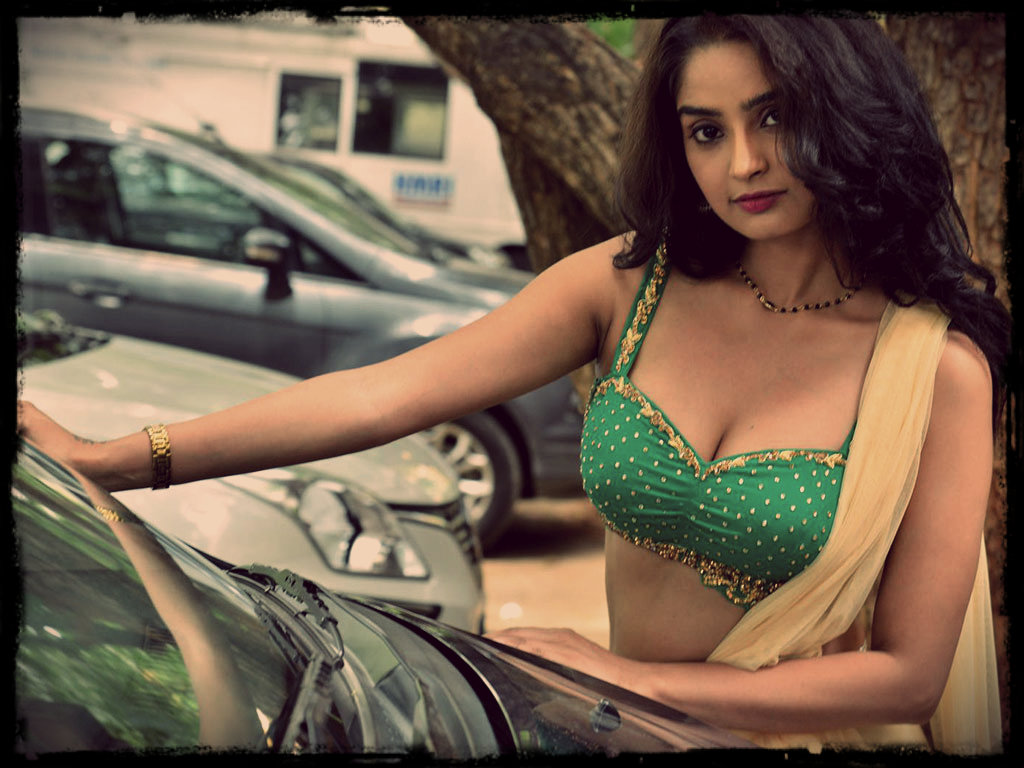 Nikitha Pawer HQ Wallpapers | Nikitha Pawer Wallpapers - 52158 - Oneindia Wallpapers