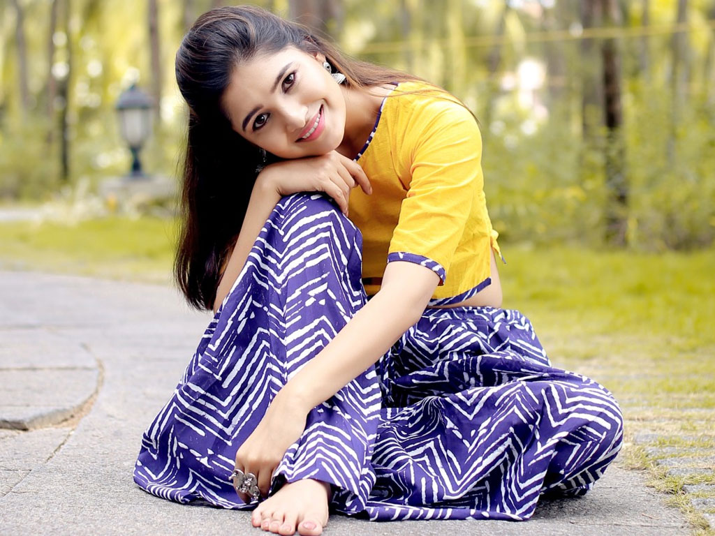 Vani Bhojan HQ Wallpapers | Vani Bhojan Wallpapers - 52816 - Oneindia ...