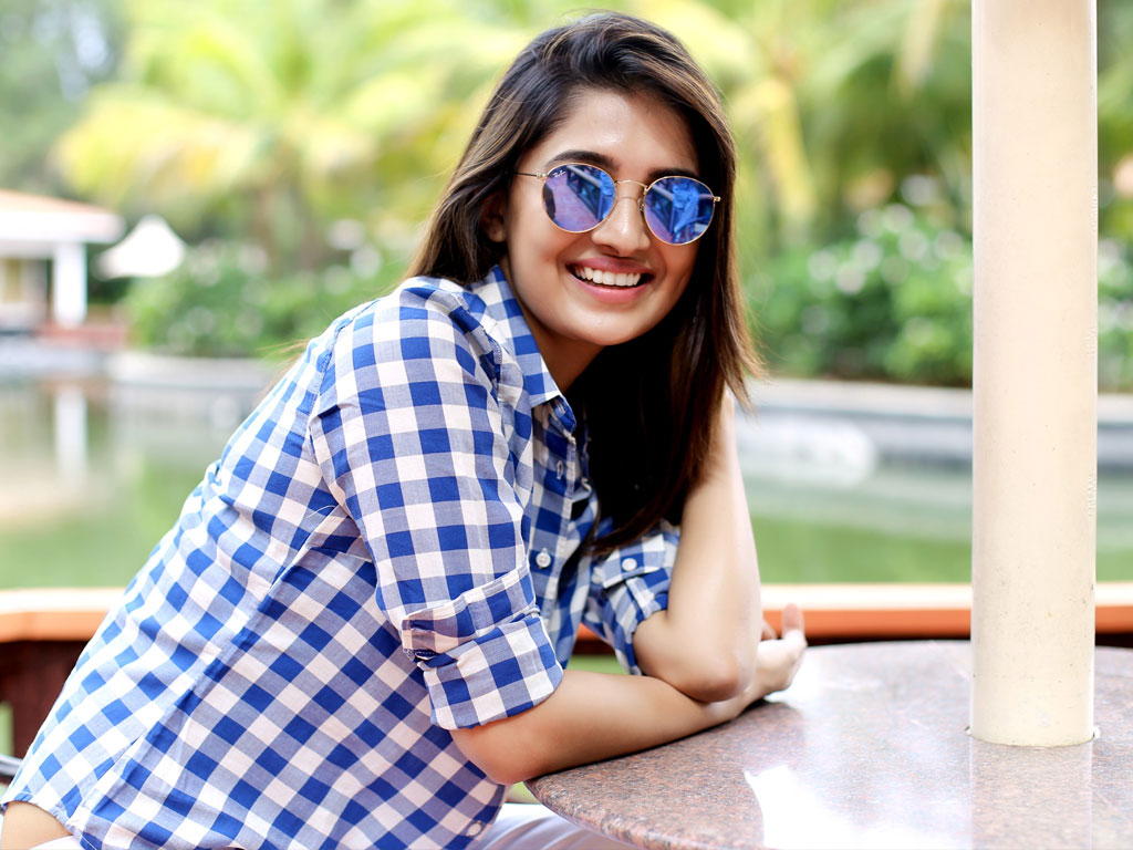 Vani Bhojan HQ Wallpapers | Vani Bhojan Wallpapers - 52812 - Oneindia ...
