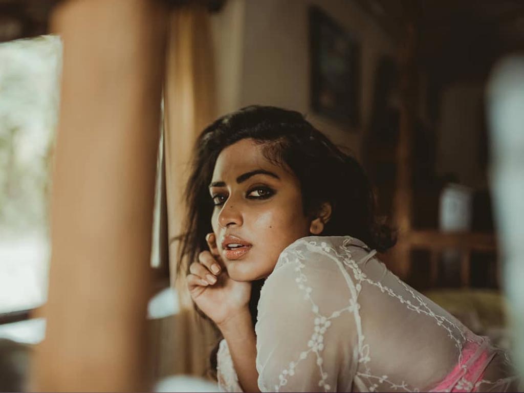 Amala Paul HQ Wallpapers | Amala Paul Wallpapers - 55112 - Oneindia ...