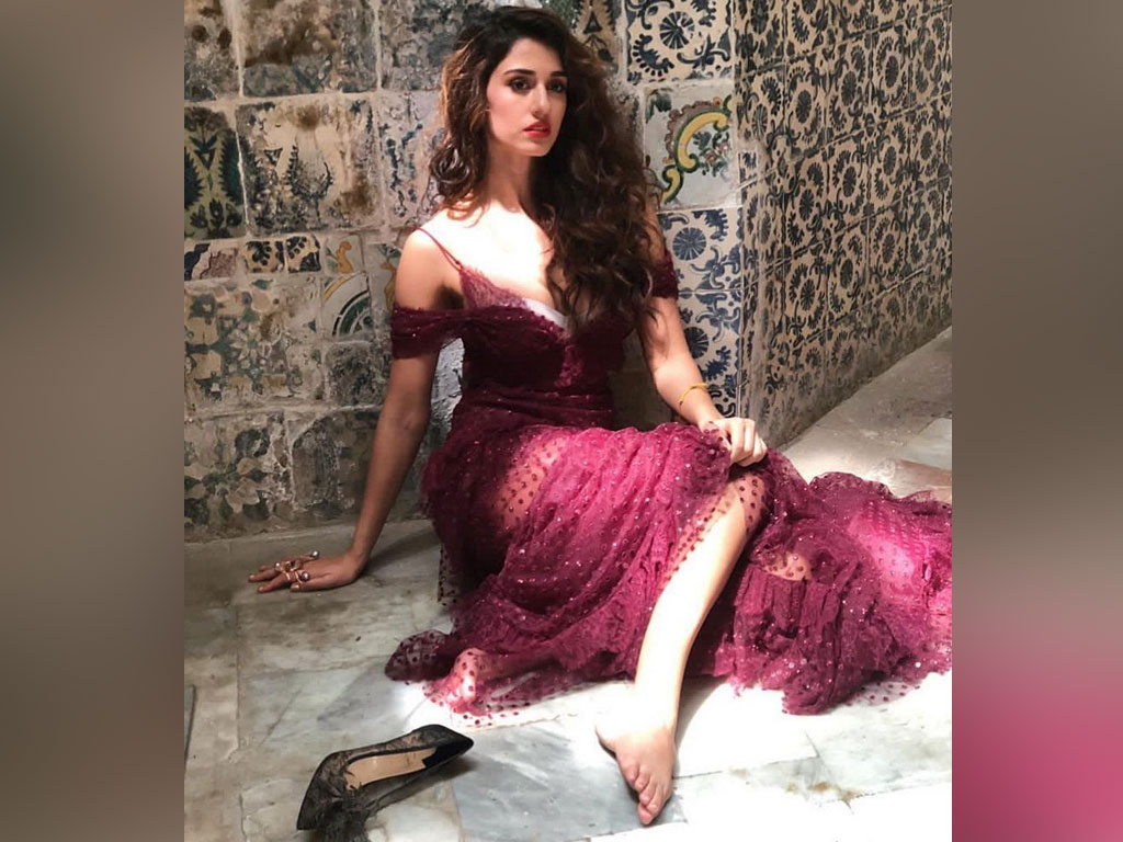 Disha Patani HQ Wallpapers | Disha Patani Wallpapers - 55009 - Oneindia ...